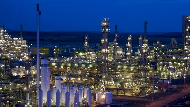 Economy, Business & Finance: Treibstoffe von morgen: Womit fahren Autos ...