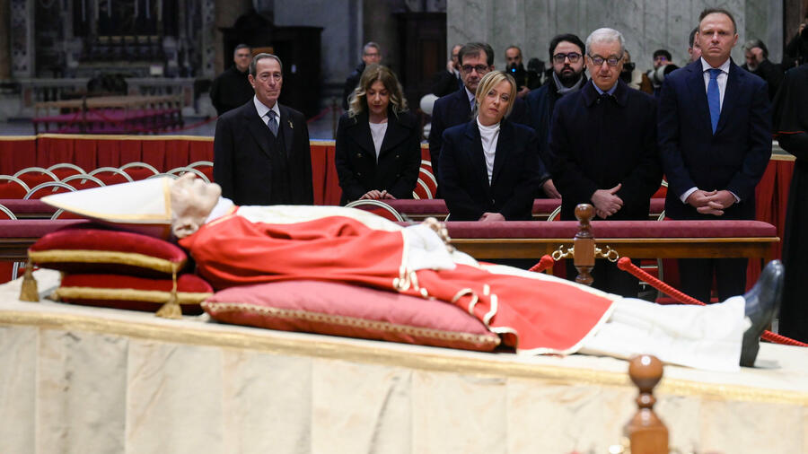 Emeritierter Papst Benedikt XVI. aufgebahrt im Petersdom aufgebahrt