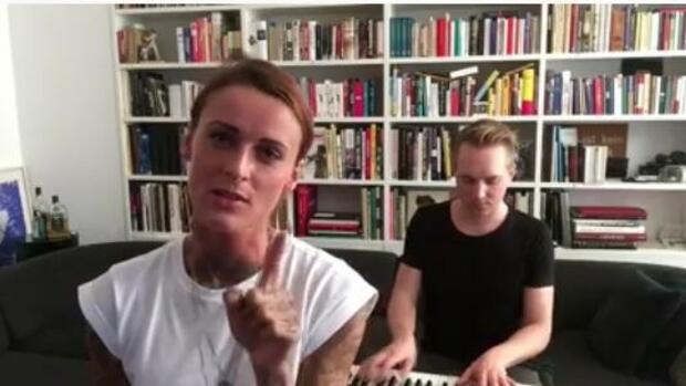 Anti-AfD-Song von Jennifer Rostock: „Nur die dümmsten Kälber wählen ...